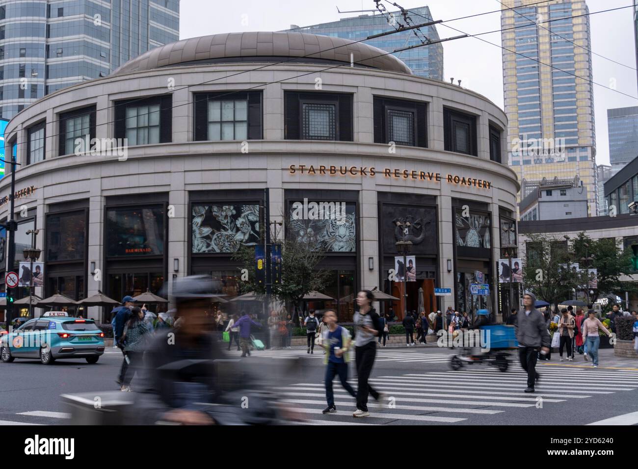 Starbucks reserve shanghai china hi-res stock photography and images ...