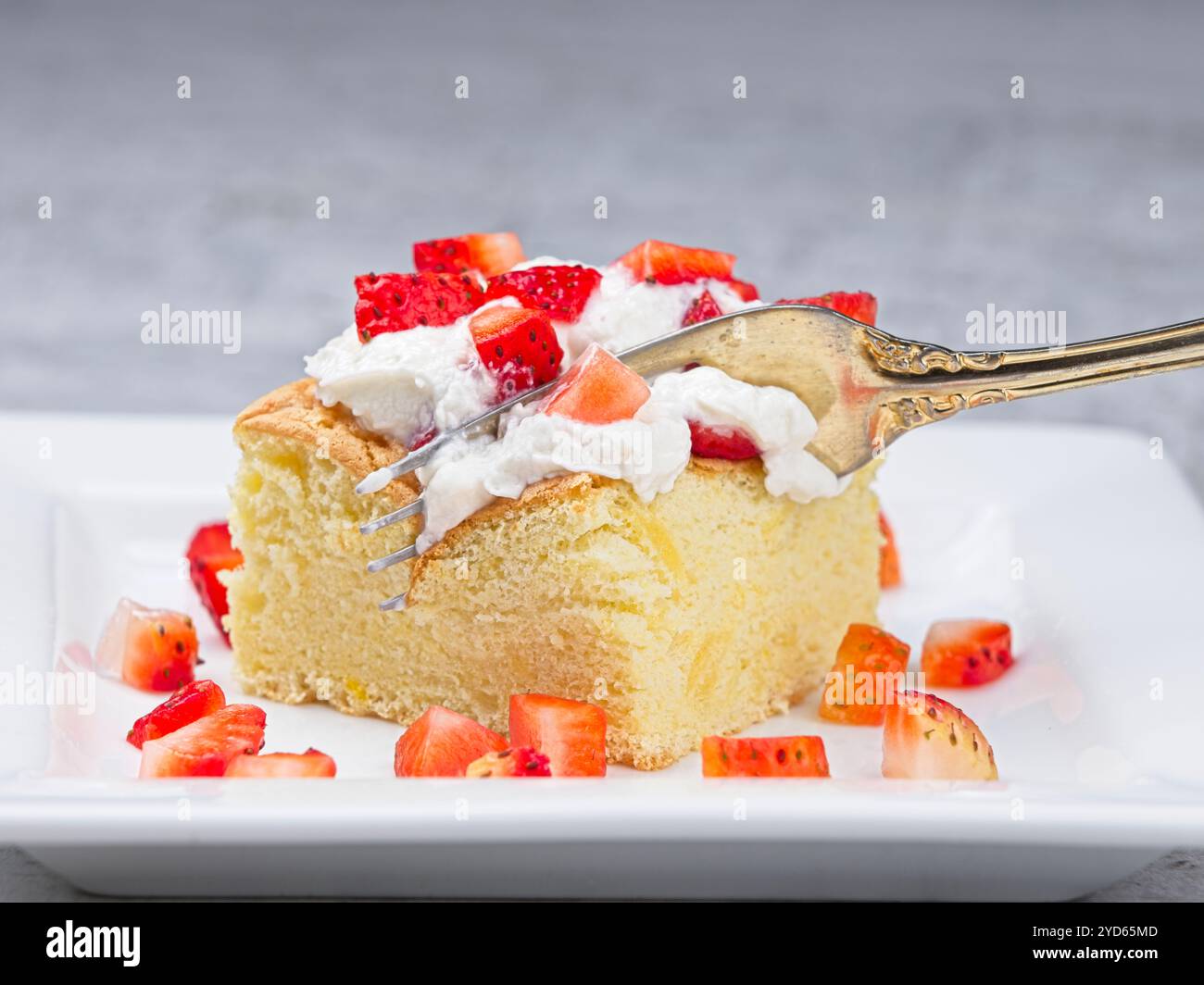 Cutting delicious sponge cake hi-res stock photography and images - Alamy