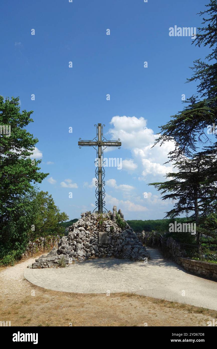 Wayside cross and pilgrimage route in Rocamadour (Lot), France Stock ...