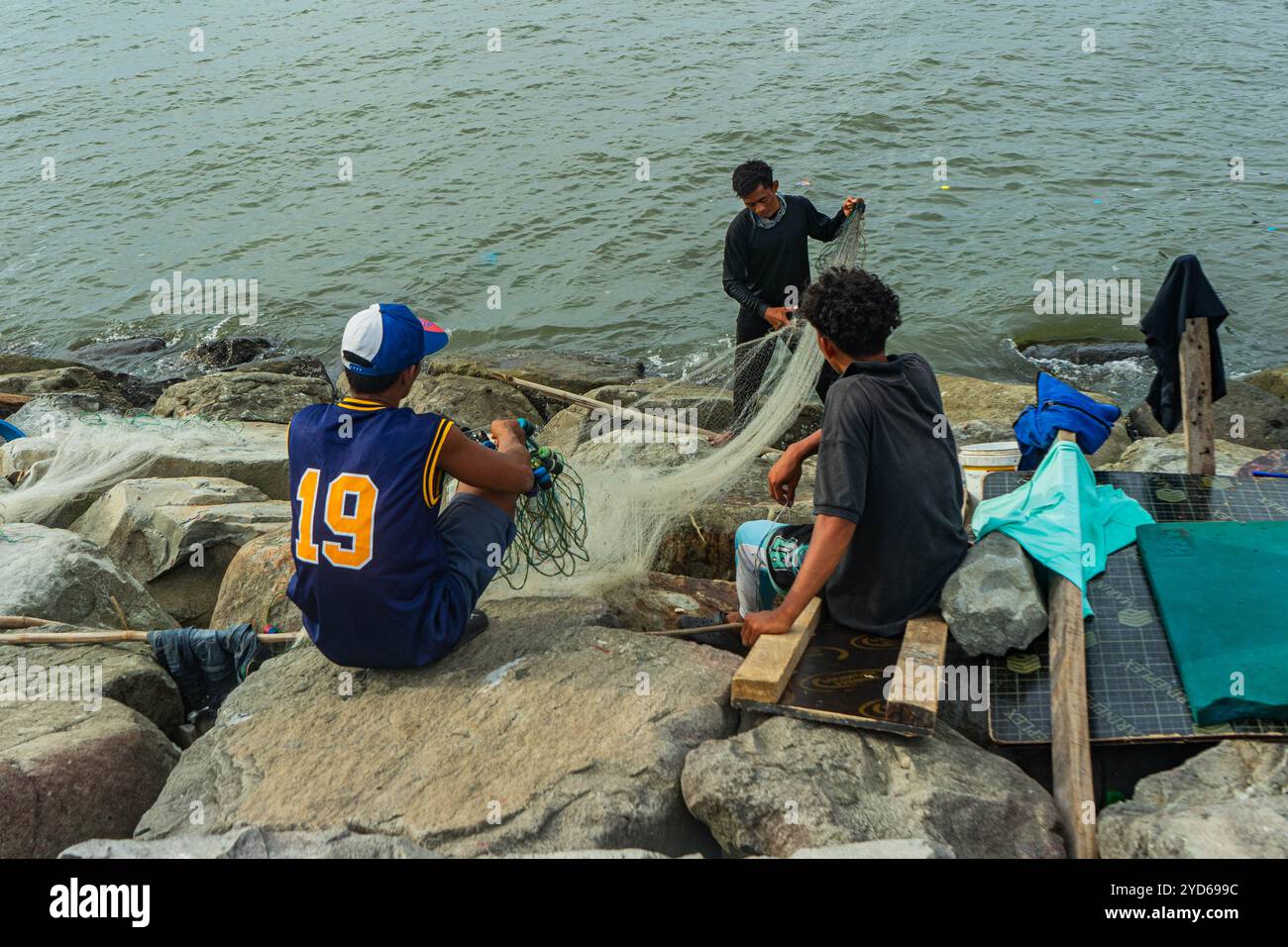 October 25, 2024, Quezon City, Quezon, Philippines: Fisherfolks resume ...