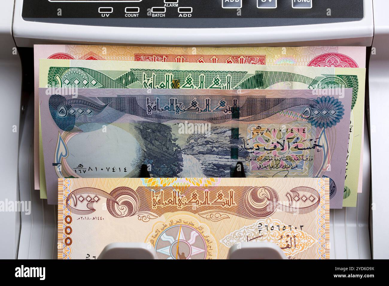 Iraqi Dinar in a counting machine Stock Photo - Alamy