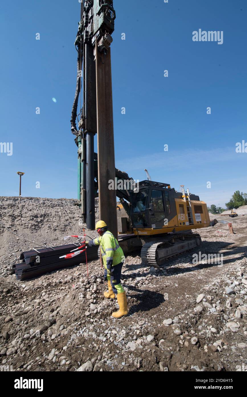 Excavator and digging in hydraulic engineering Stock Photo - Alamy