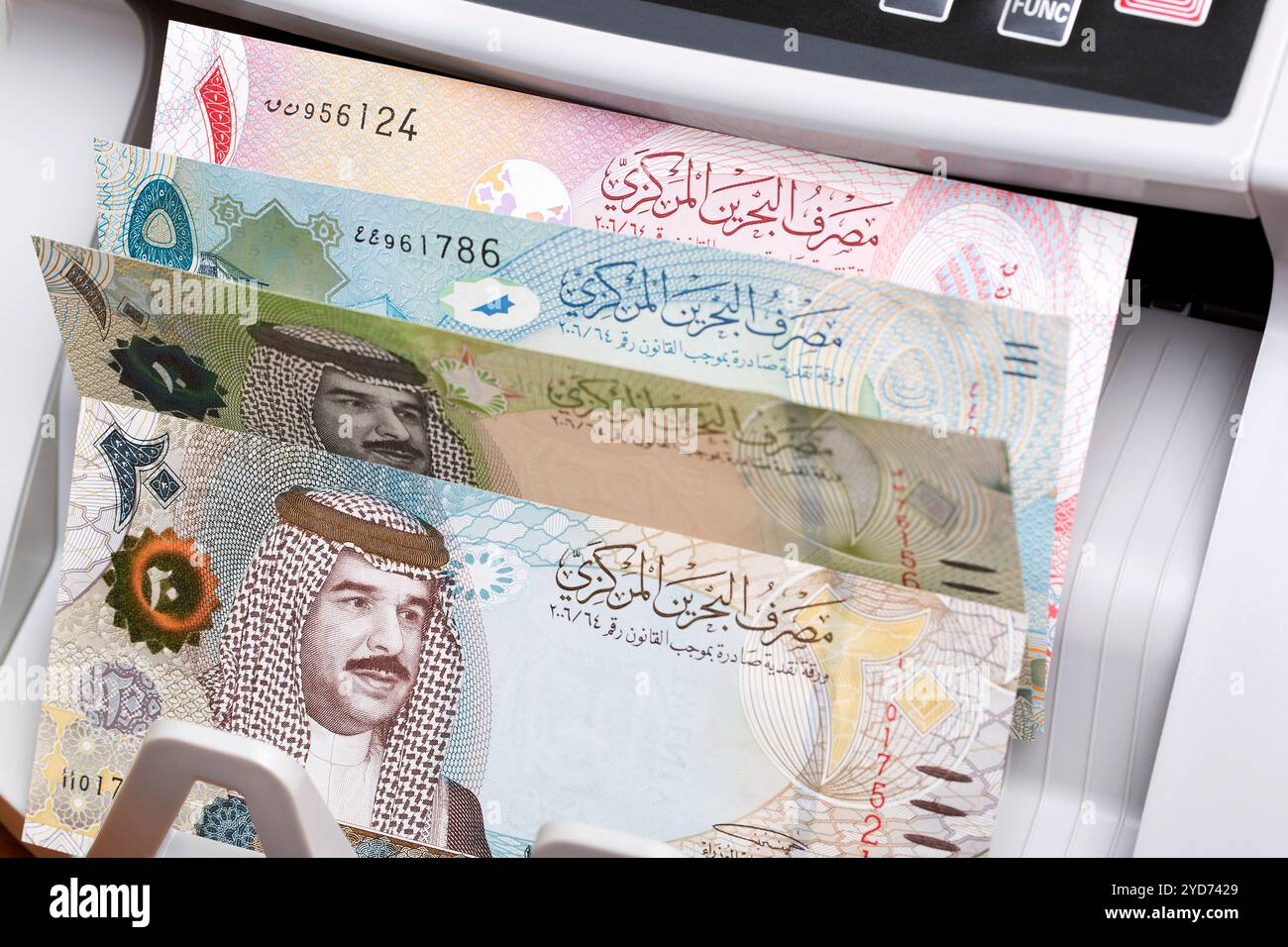 Bahraini dinar in a counting machine Stock Photo - Alamy