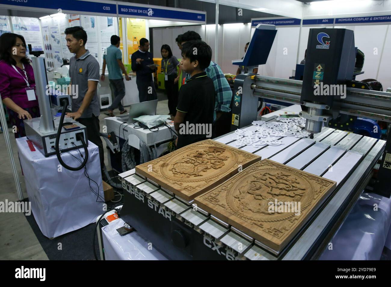 (241025) -- YANGON, Oct. 25, 2024 (Xinhua) -- People visit an ...