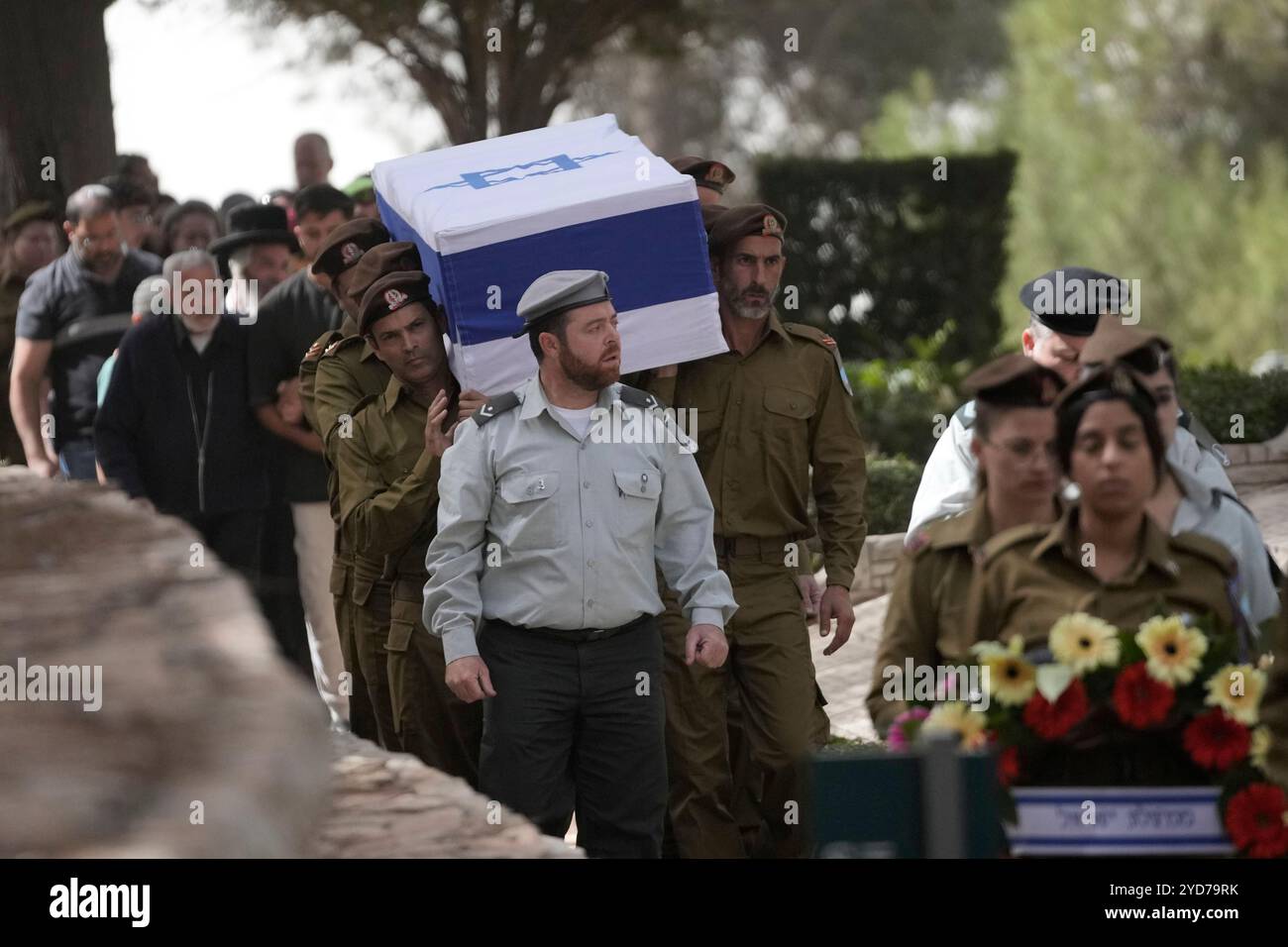An Israel Defense Forces honor guard marches with of the coffin of ...