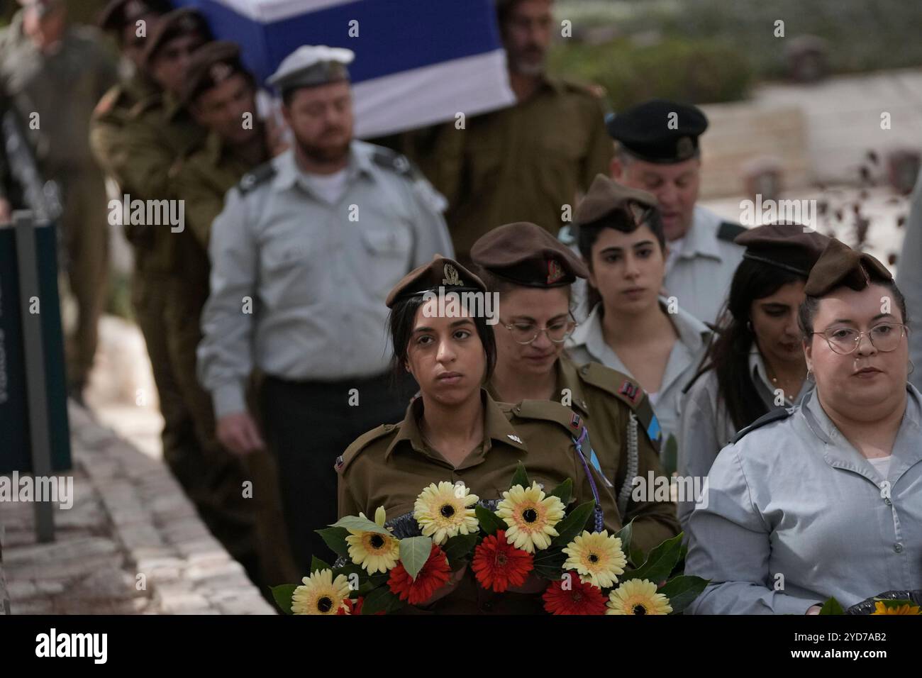 An Israel Defense Forces honor guard marches with of the coffin of ...