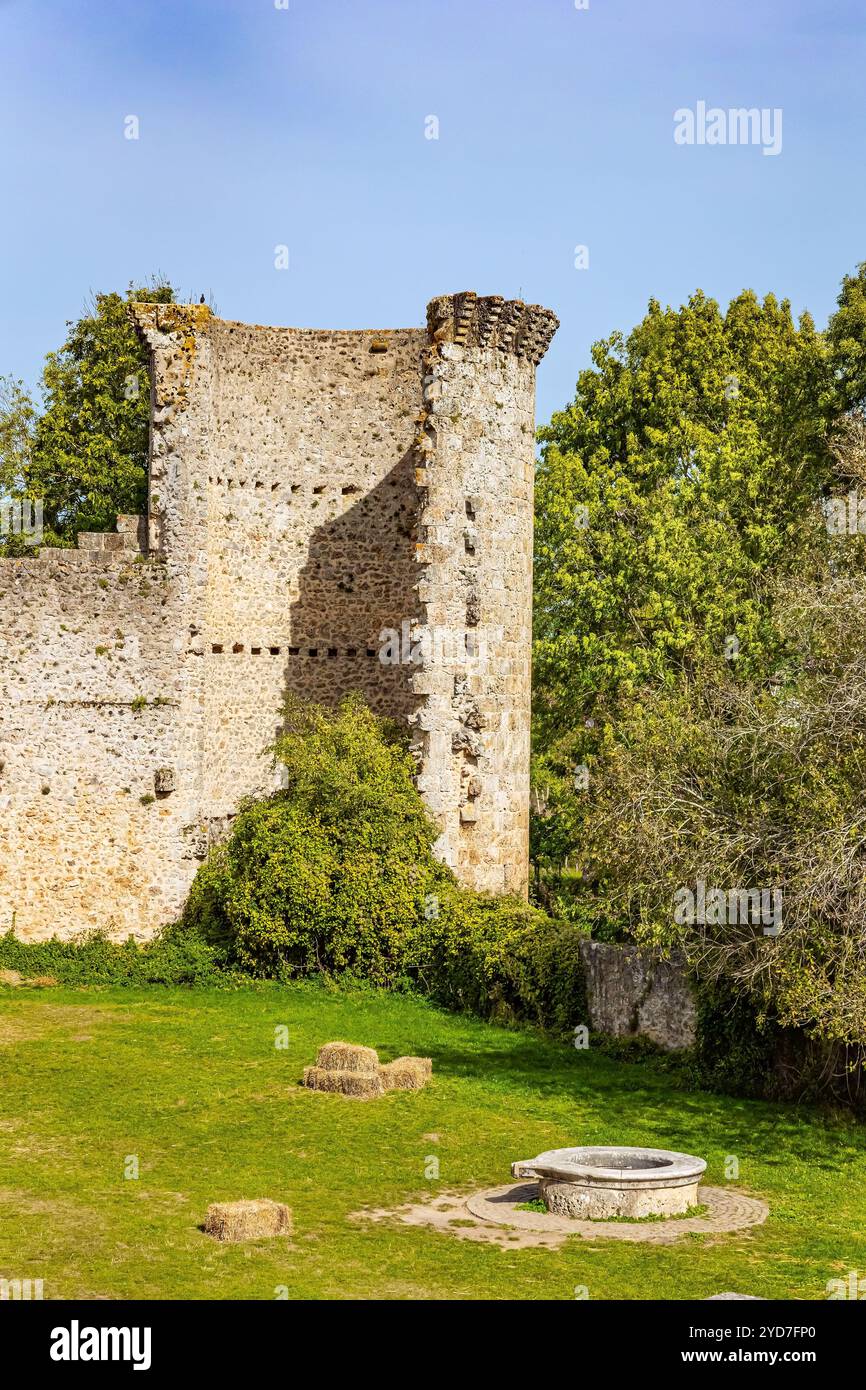 The stone round well Stock Photo - Alamy
