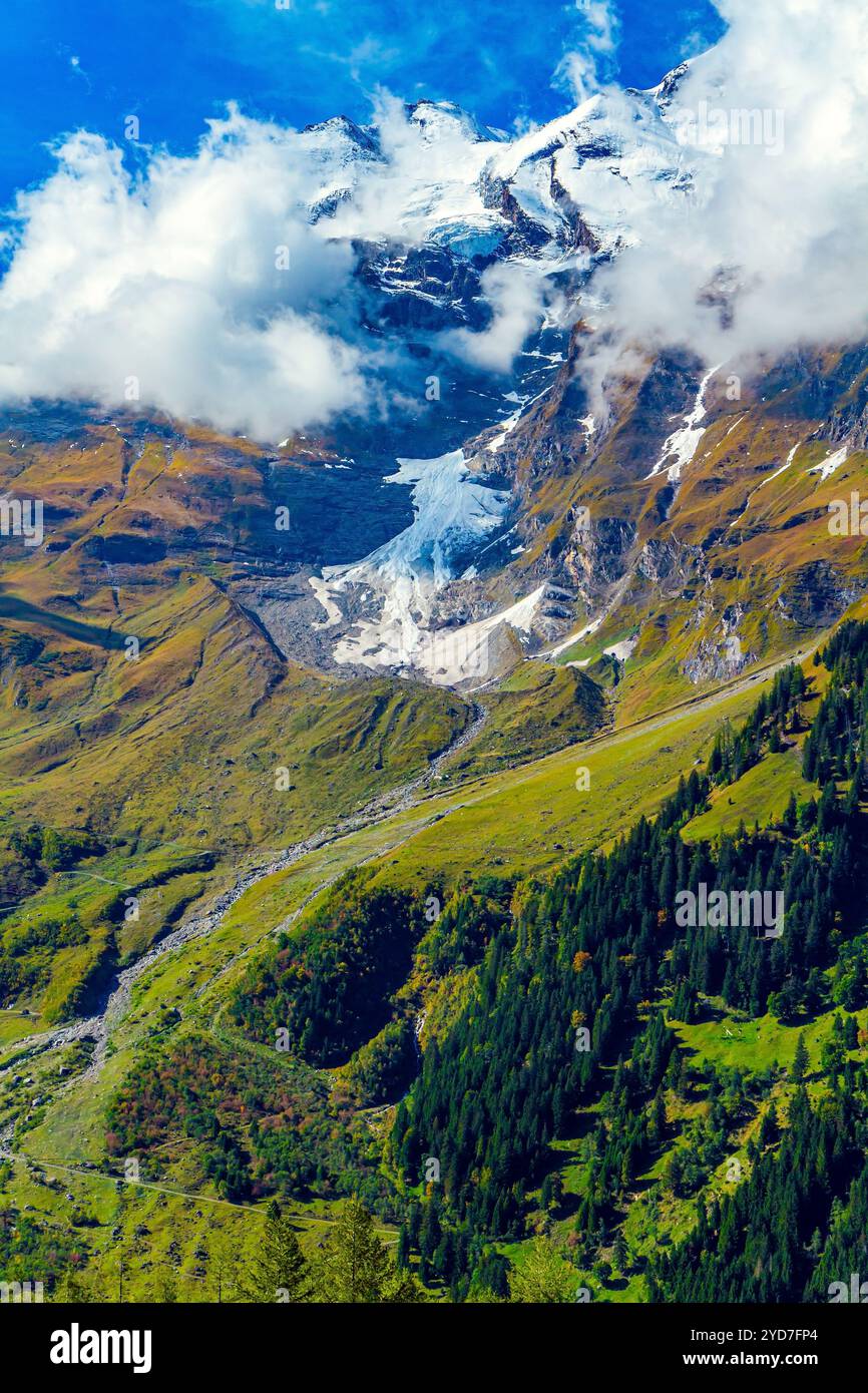 The famous mountain road Grossglognerstrasse. Snowy mountain peaks ...