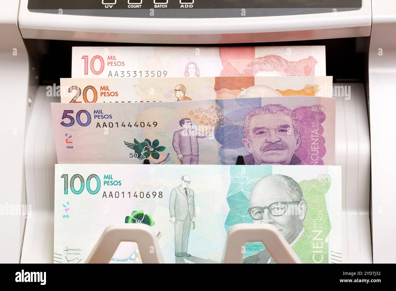 Colombian peso in a counting machine Stock Photo - Alamy