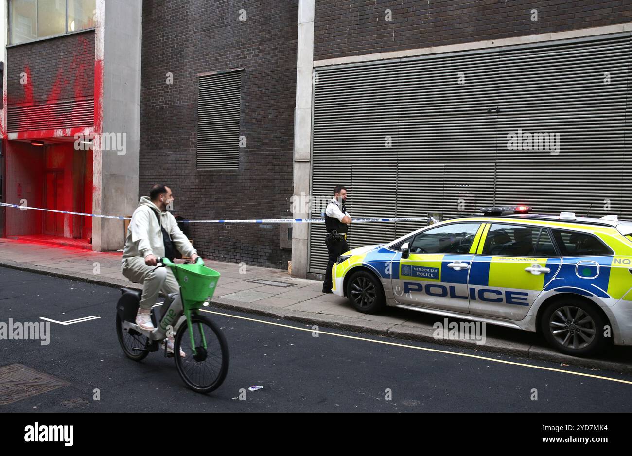 London, England, UK. 25th Oct, 2024. A police officer stands by the ...