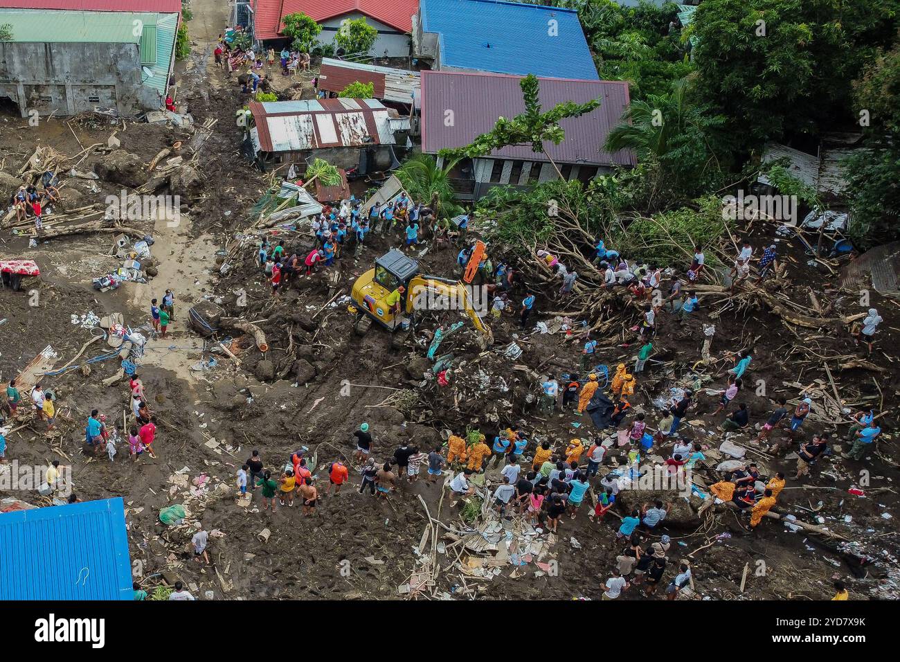 (241025) -- BATANGAS PROVINCE, Oct. 25, 2024 (Xinhua) -- An aerial drone photo shows emergency ...