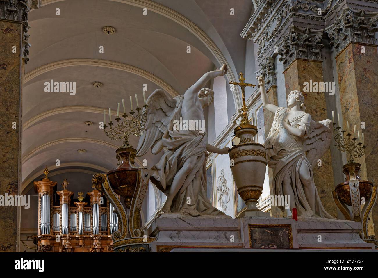 Angels crowning the blessed sacrament hi-res stock photography and ...