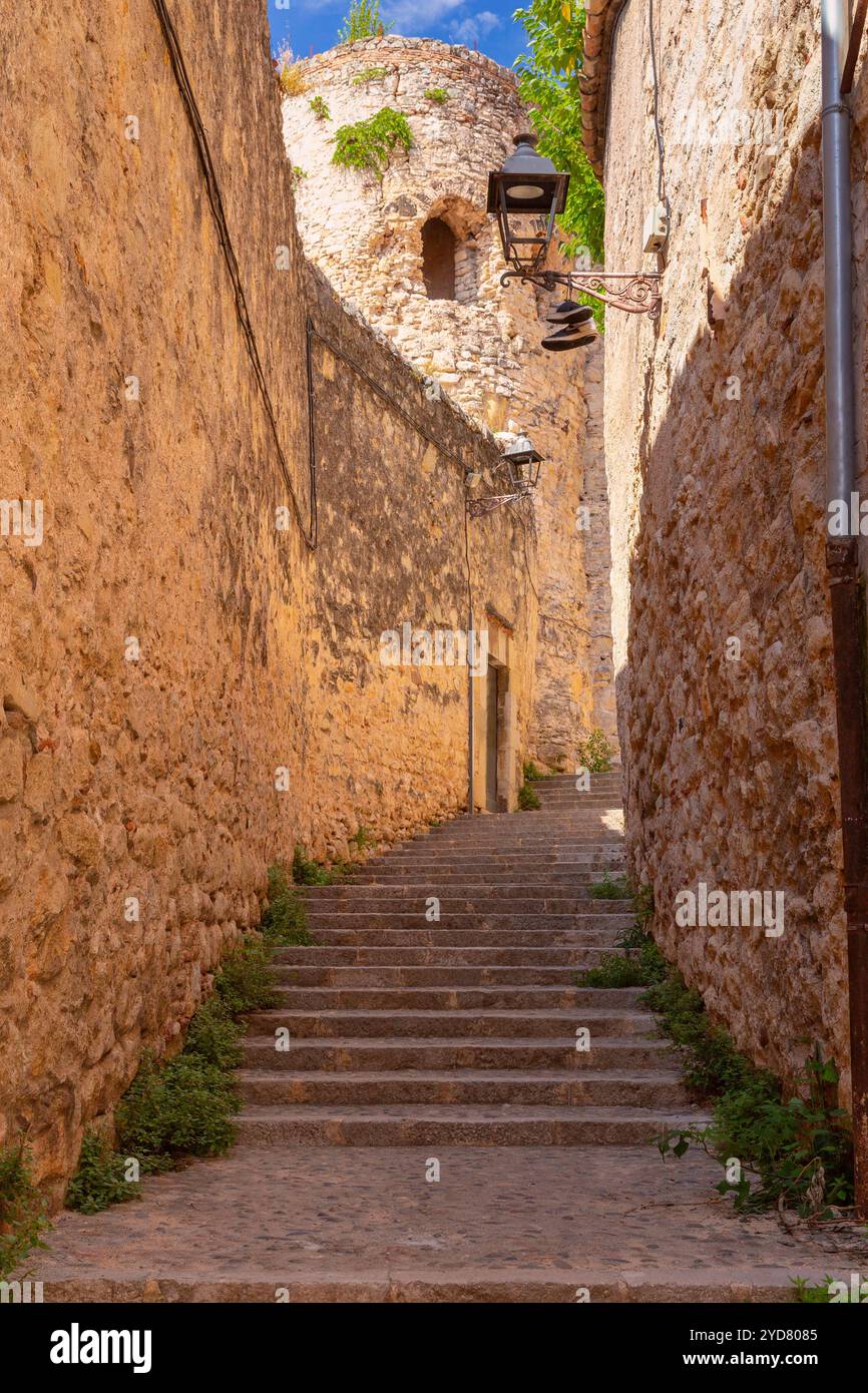 Stairs and historic buildings in the Jewish quarter of El Call, Girona ...