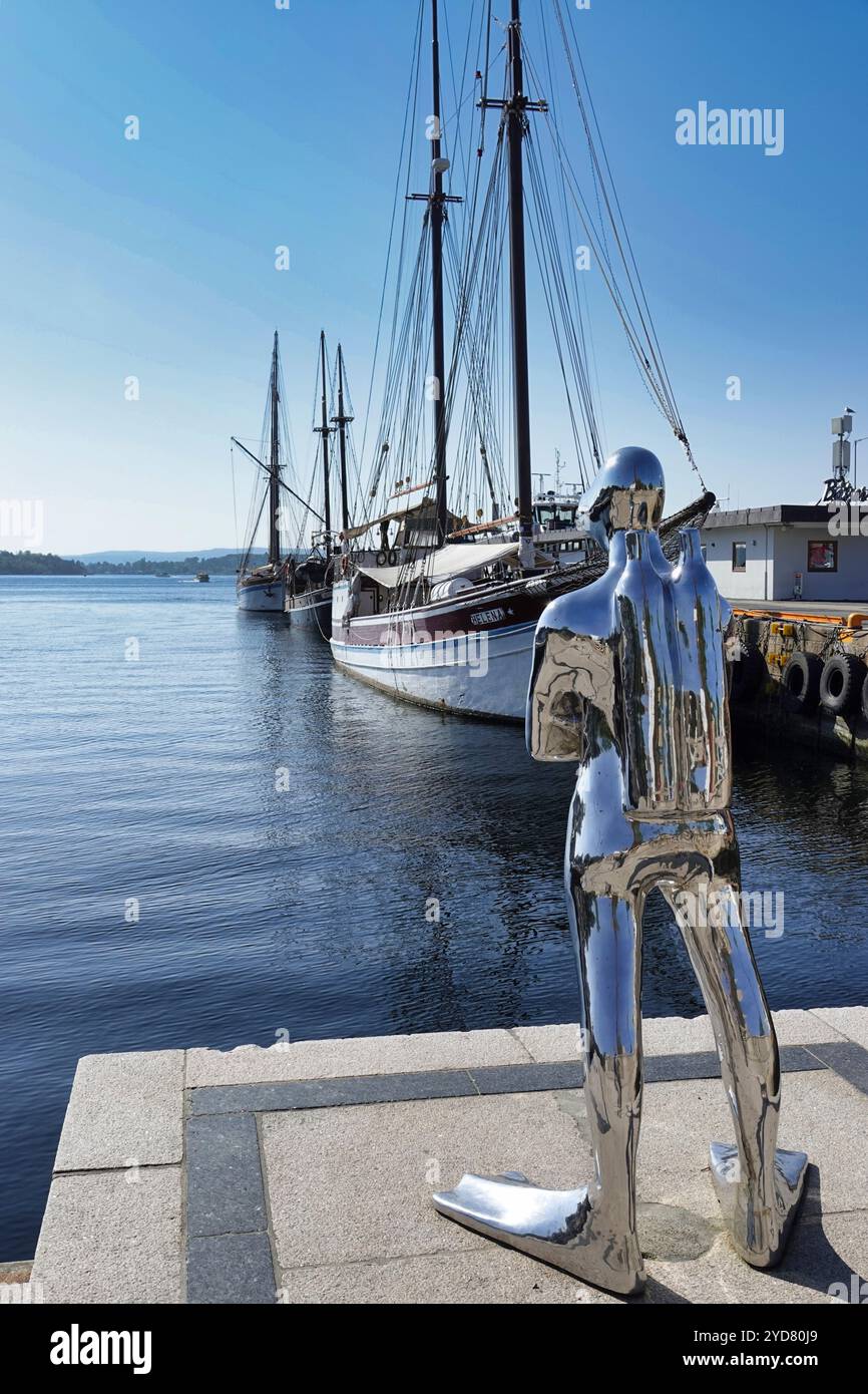 Oslo, Norway September, 2024 Scuba diver statue, RŒdhusbrygge, Dykkaren ...