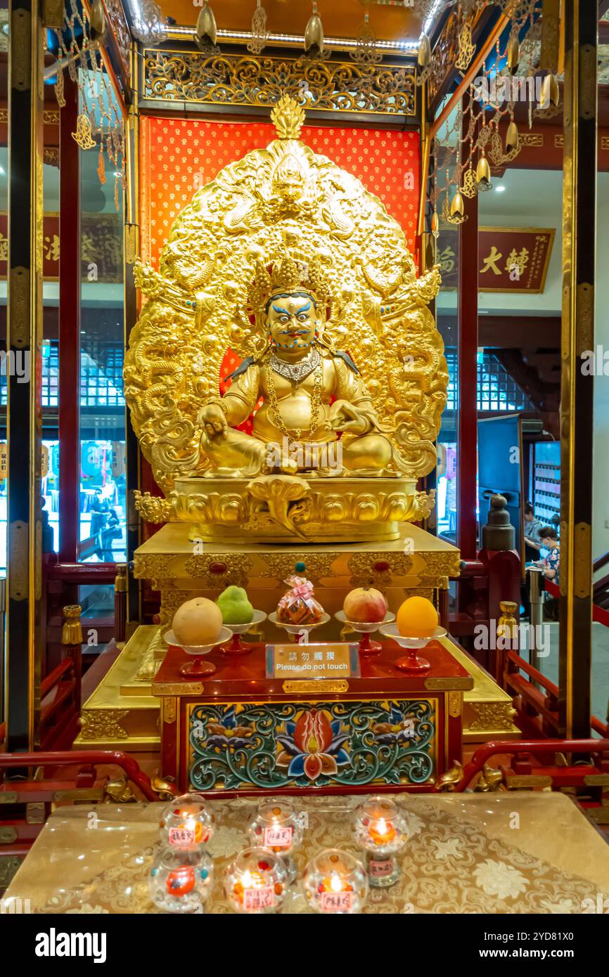 Buddha altar, statue, Buddha Tooth Relic Temple Singapore Stock Photo ...