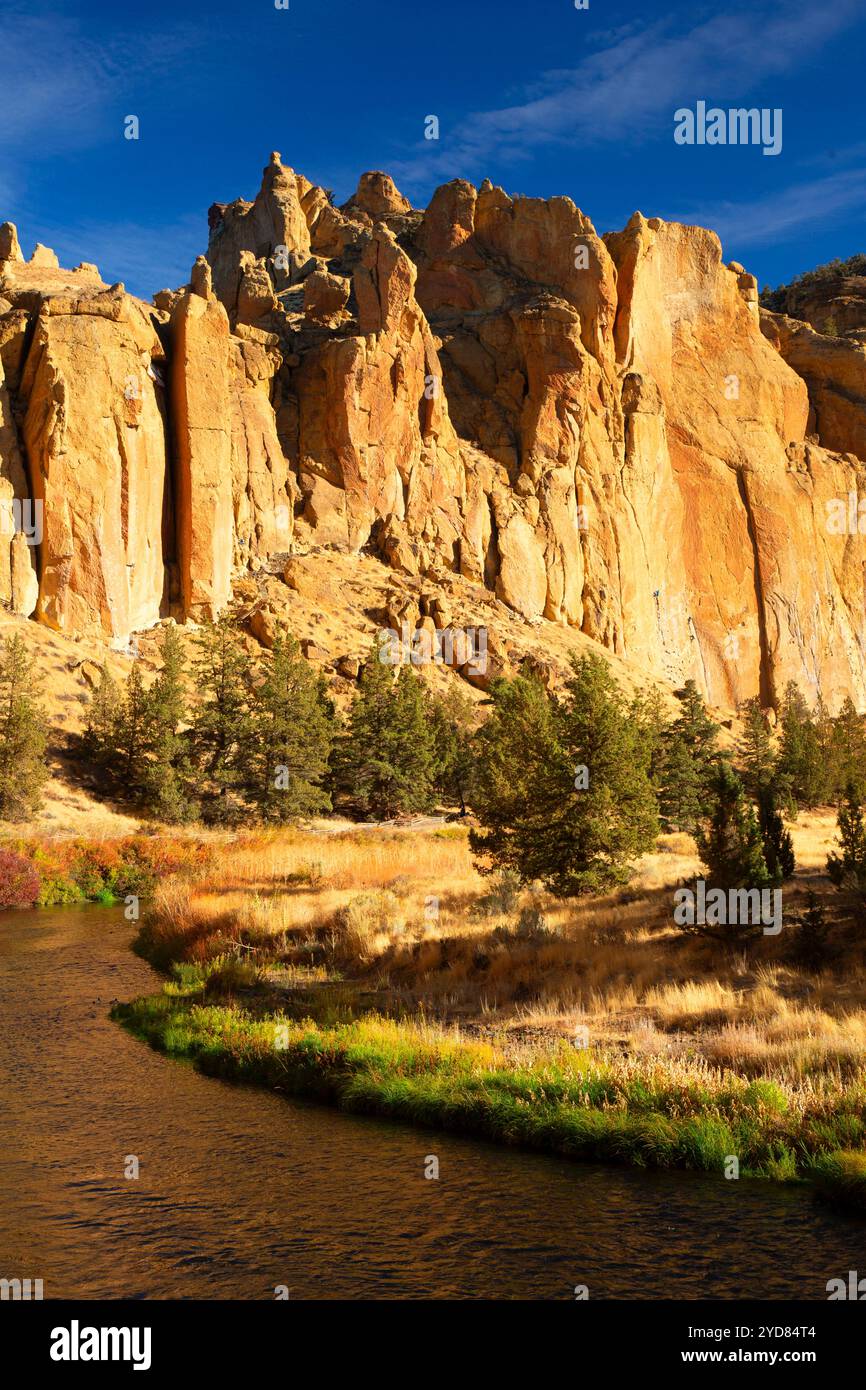 Crooked River with Dihedrals and Morning Glory Wall from River Trail ...