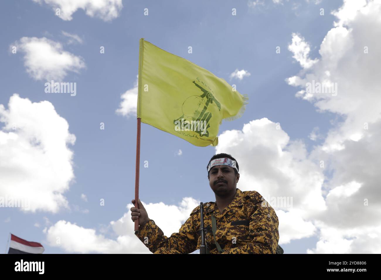 Houthi supporters hold a palestinian flag hi-res stock photography and ...