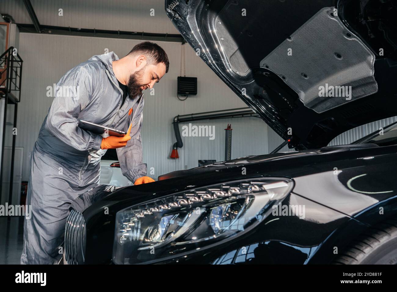 Car mechanic working with laptop in Auto Repair Service Stock Photo - Alamy