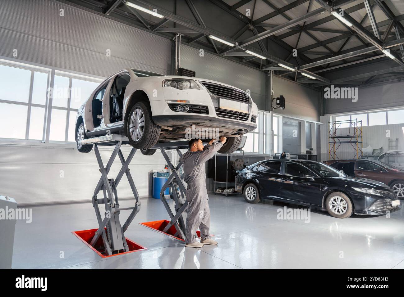 Auto repair shop interior hi-res stock photography and images - Alamy