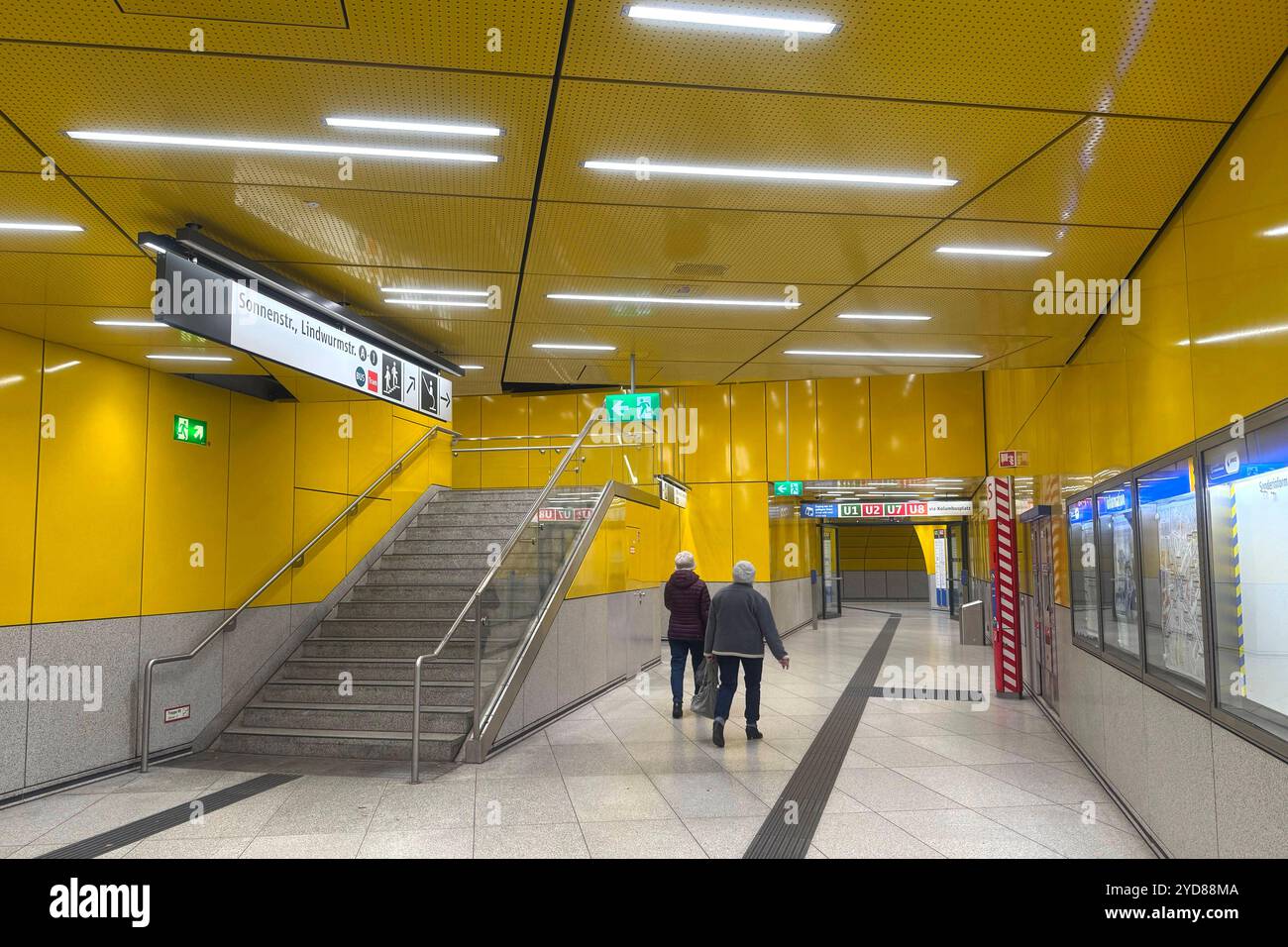 U-Bahnhof Sendlinger Tor in Muenchen. U-Bahn, Oeffentlicher Personennahverkehr OEPNV ...
