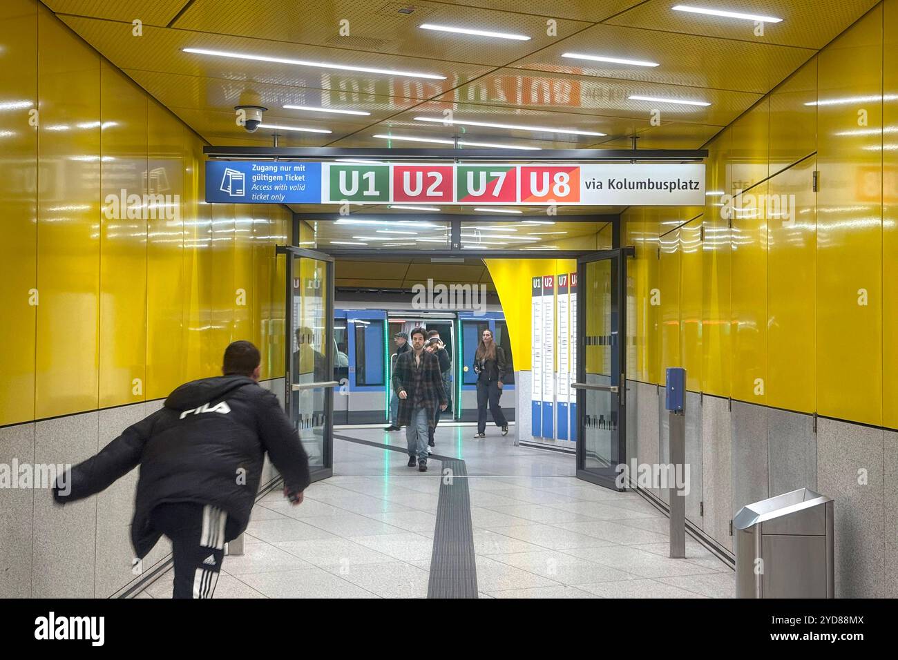 U-Bahnhof Sendlinger Tor in Muenchen. U-Bahn, Oeffentlicher Personennahverkehr OEPNV ...
