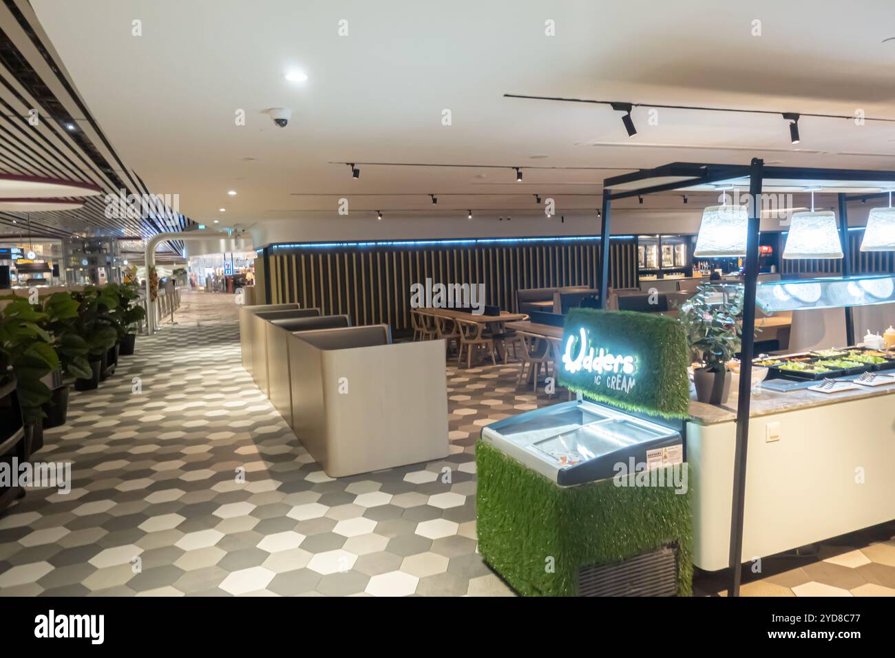 Blossom airport lounge in singapore changi airport terminal 4 hi-res ...