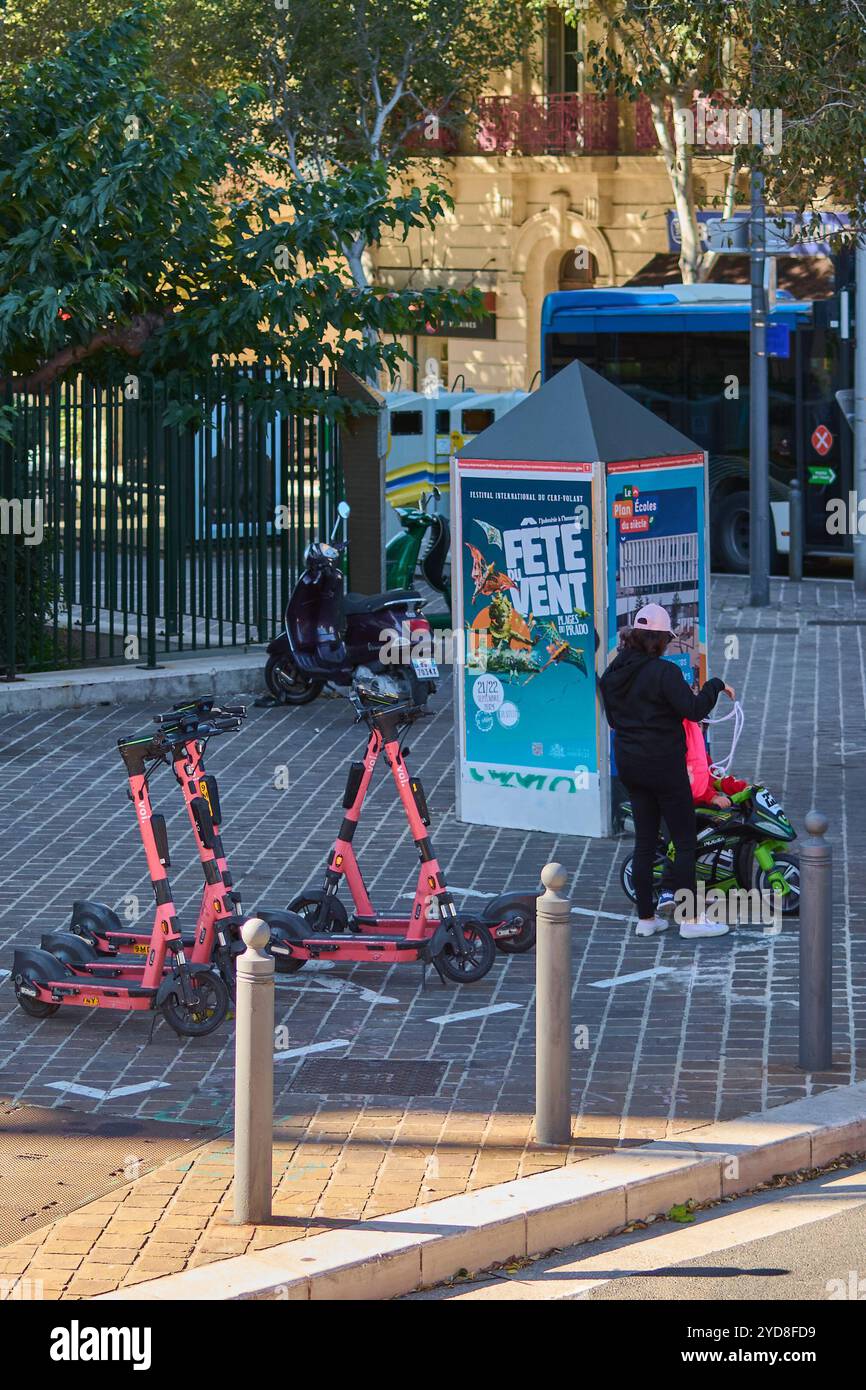 Busy street in marseille hi-res stock photography and images - Alamy