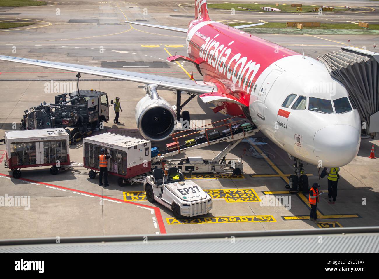 Luggage plane load hi-res stock photography and images - Alamy