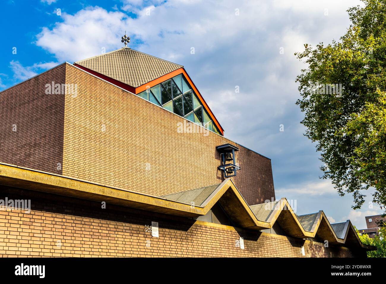 Exterior of new brutalist style 1960 St Paul’s Bow Common church interior, London, England Stock ...