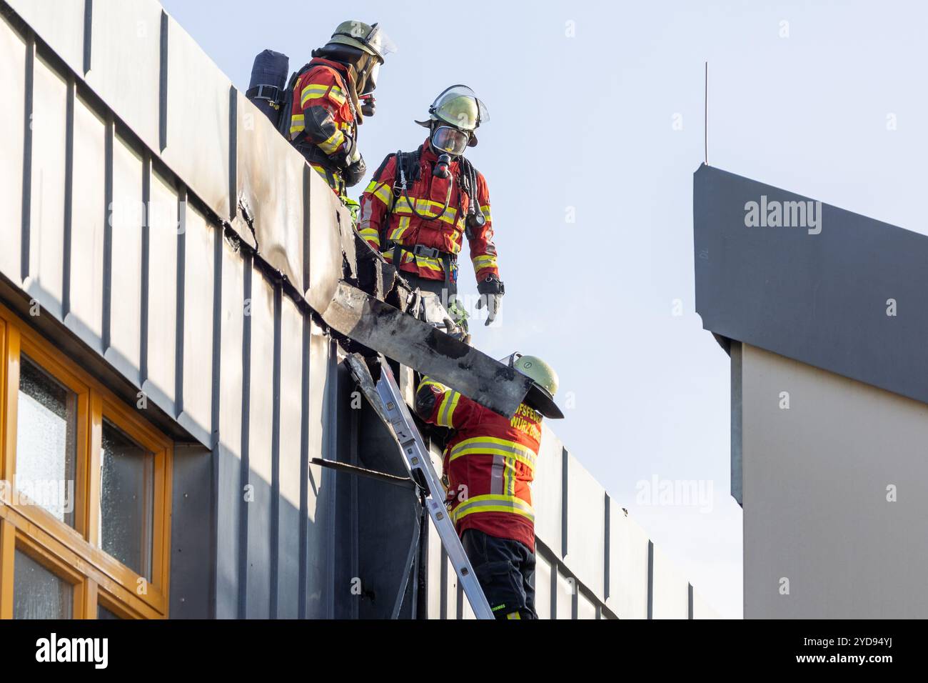 Grombuehl, Deutschland. 25th Oct, 2024. GER, Grombuehl, Roof truss fire ...
