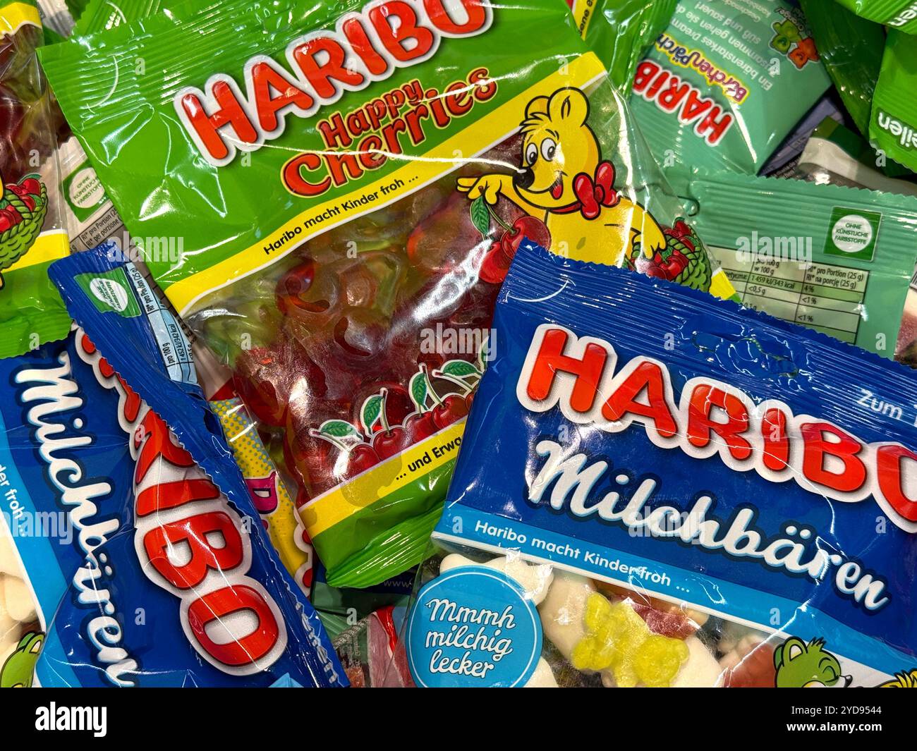 Mehrere Tüten Gummibärchen der Marke HARIBO *** Several bags of HARIBO ...