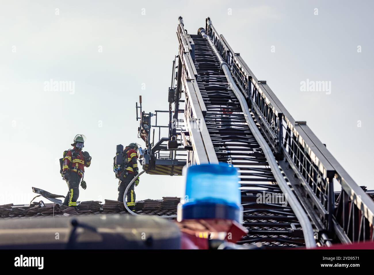Grombuehl, Deutschland. 25th Oct, 2024. GER, Grombuehl, Roof truss fire ...