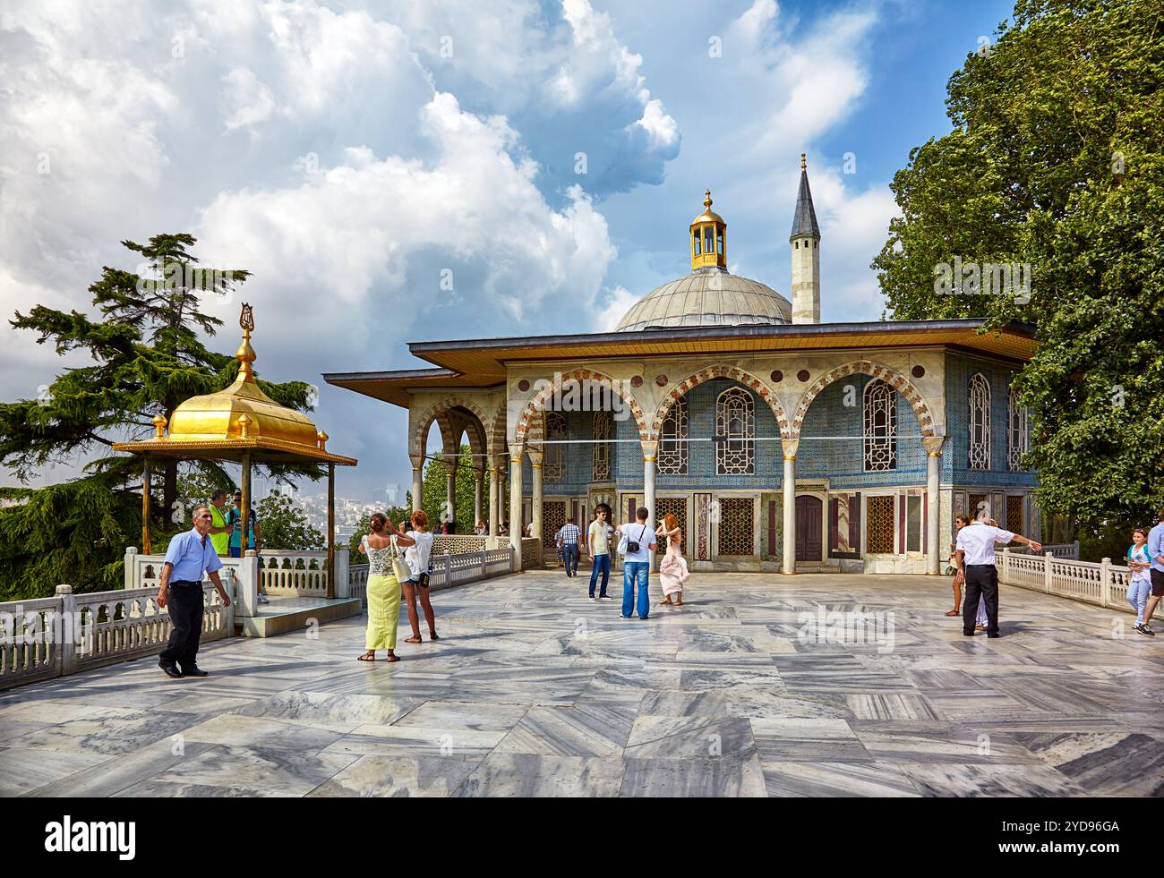Walking in famous topkapi palace hi-res stock photography and images ...