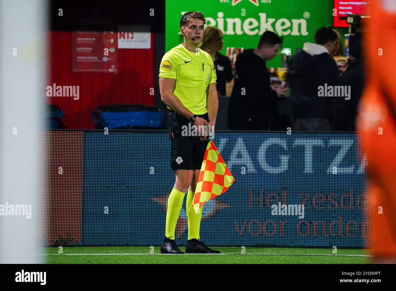 OSS, NETHERLANDS - OCTOBER 25: assistant referee Mark Pelgrom looks up ...