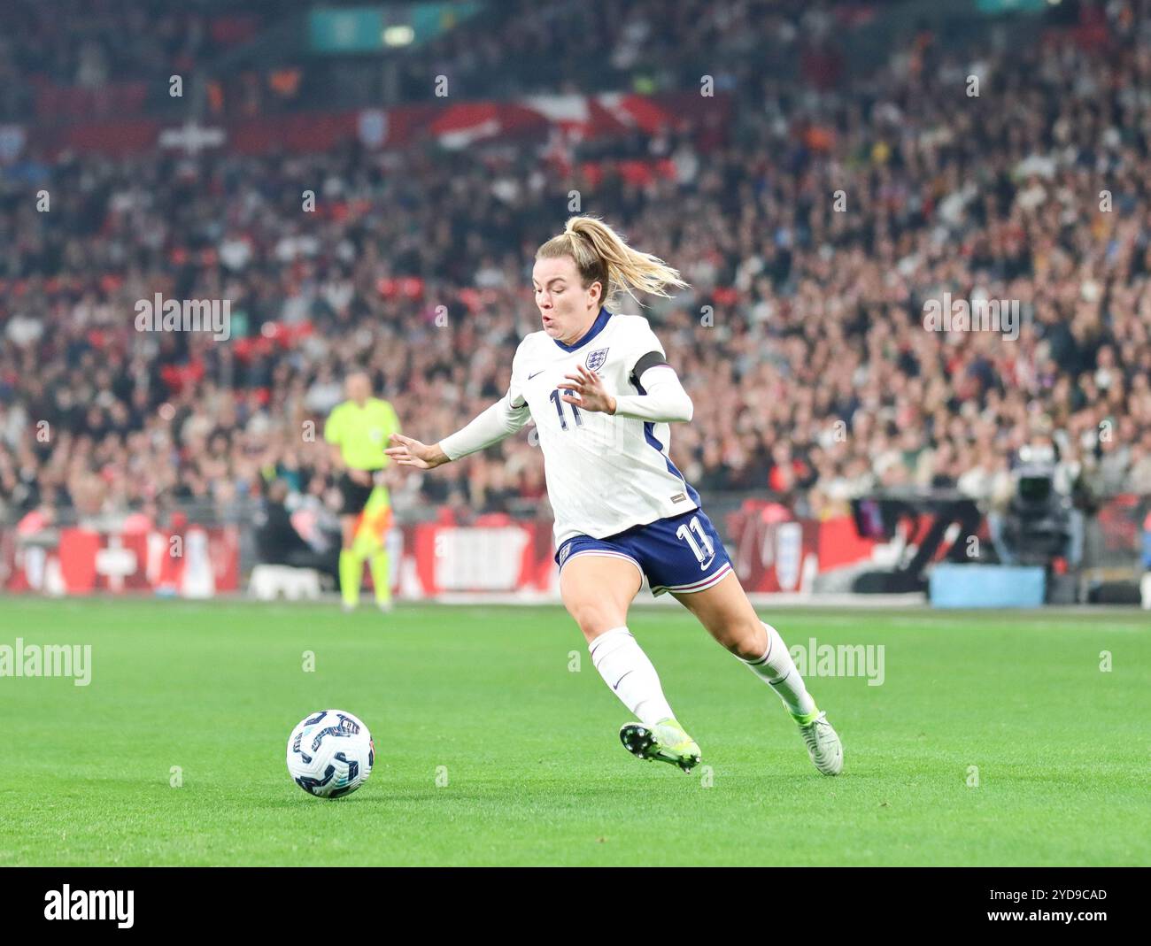 London, England, 25th October 2024: Lauren Hemp (11 England) looks for ...