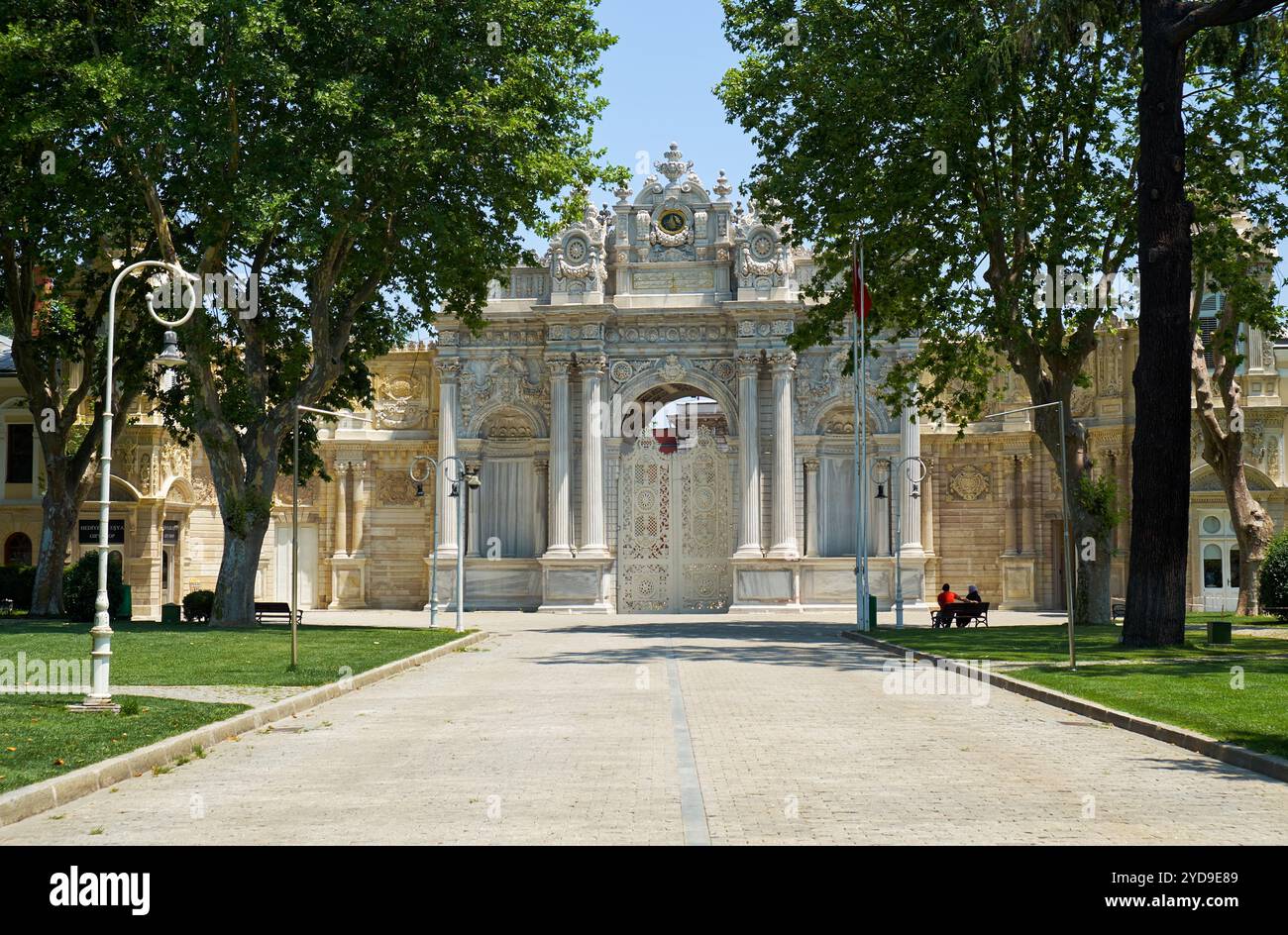 Gate of the Sultan (Saltanat KapÄ±sÄ±) of Dolmabahce Palace. Istanbul ...