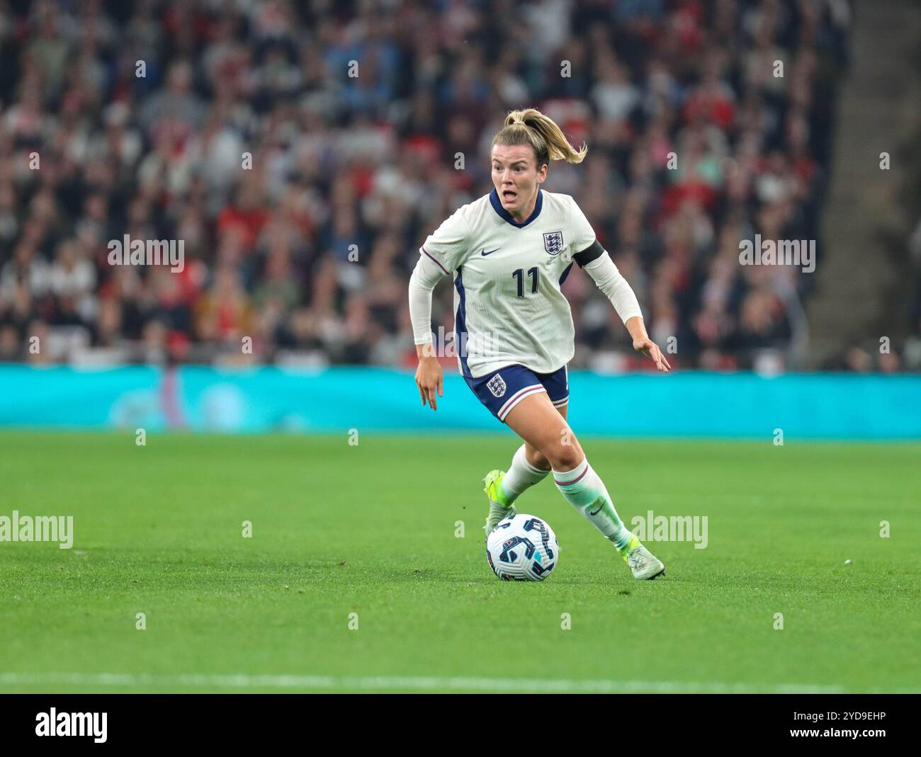 London, England, 25th October 2024: Lauren Hemp (11 England) looks for ...