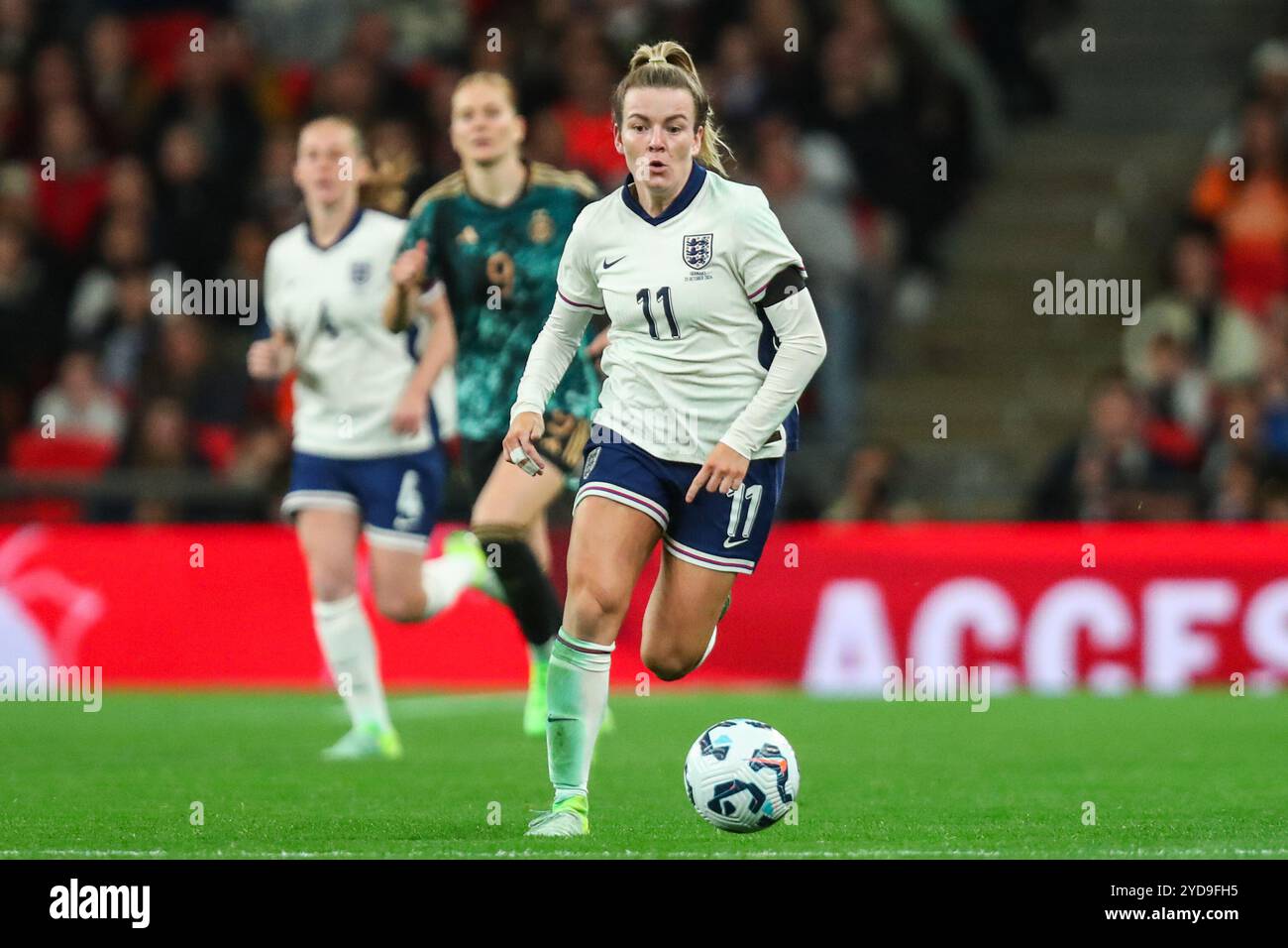 Lauren Hemp of England goes forward with the ball during the ...