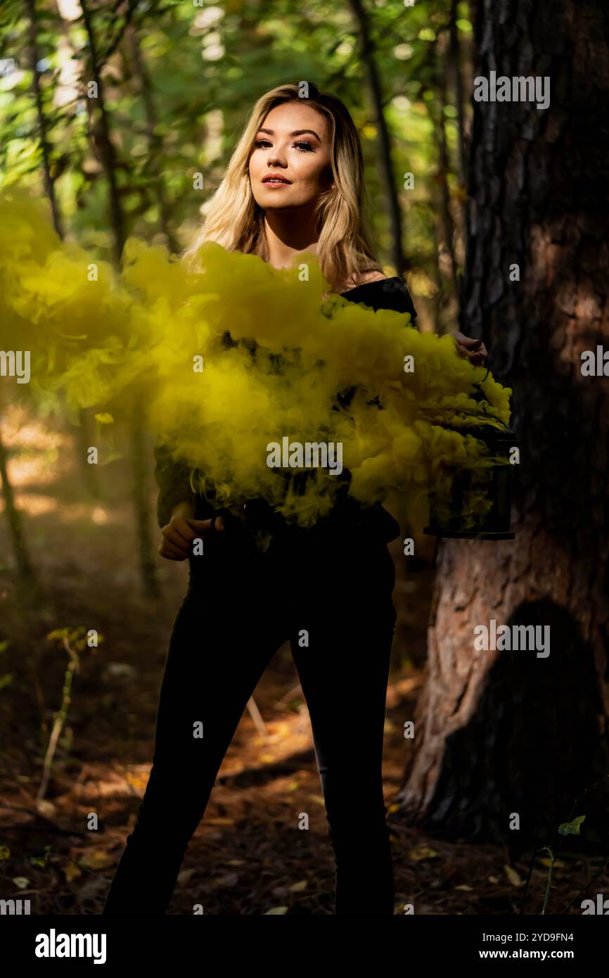 Elegant fashion model poses hi-res stock photography and images - Alamy