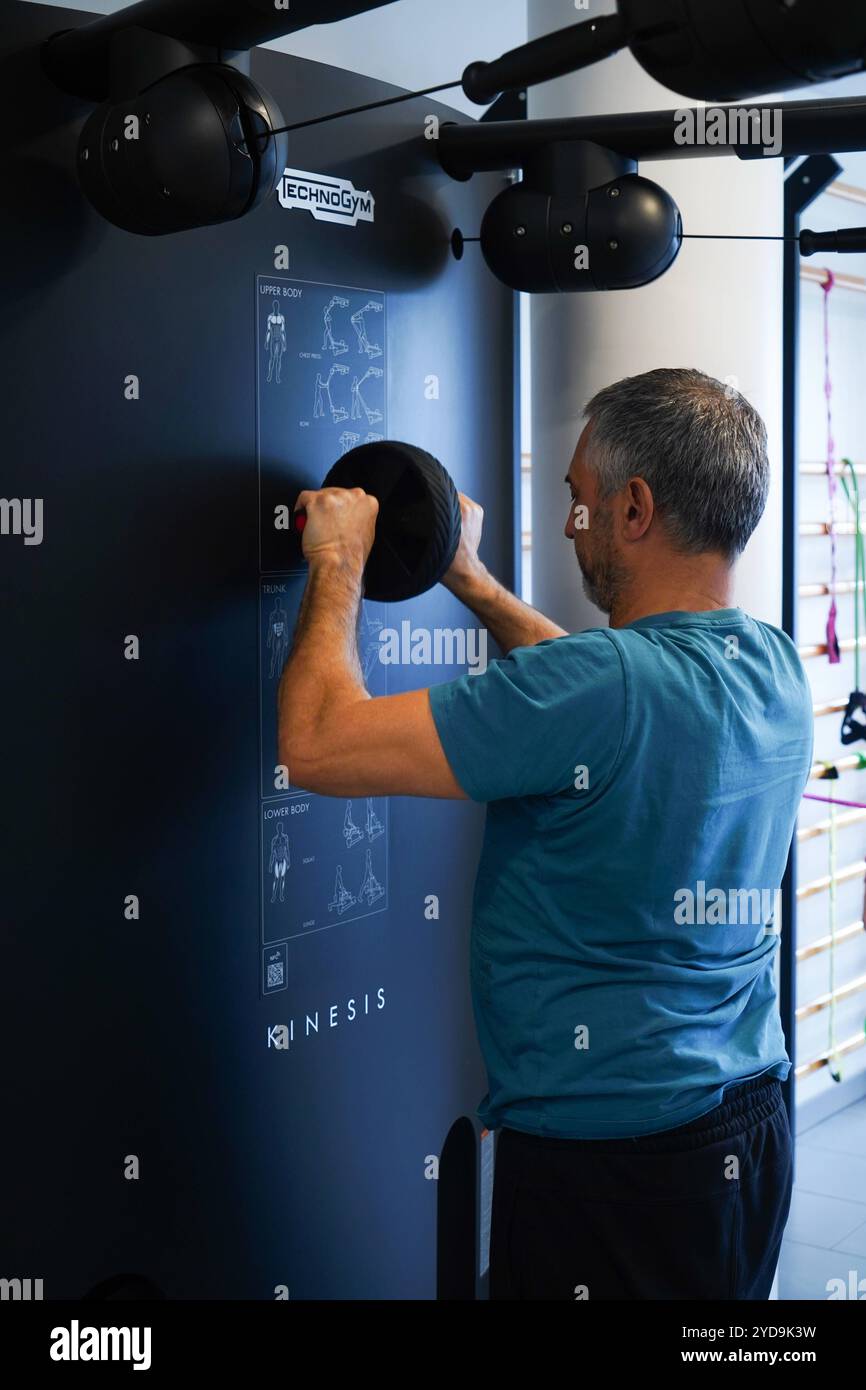 Physiotherapy center specializing in shoulder pathology before or after ...