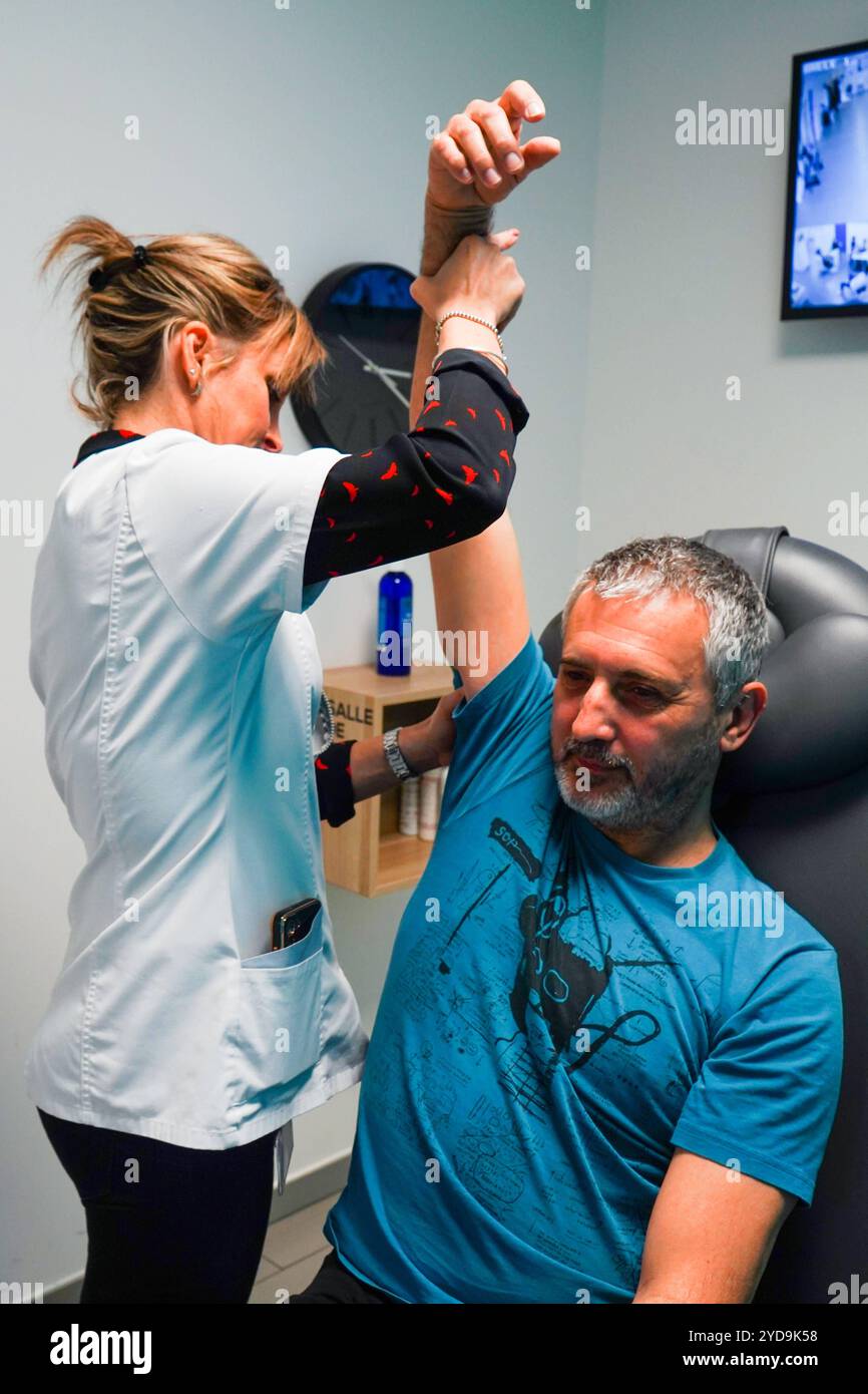 Physiotherapy center specializing in shoulder pathology before or after ...