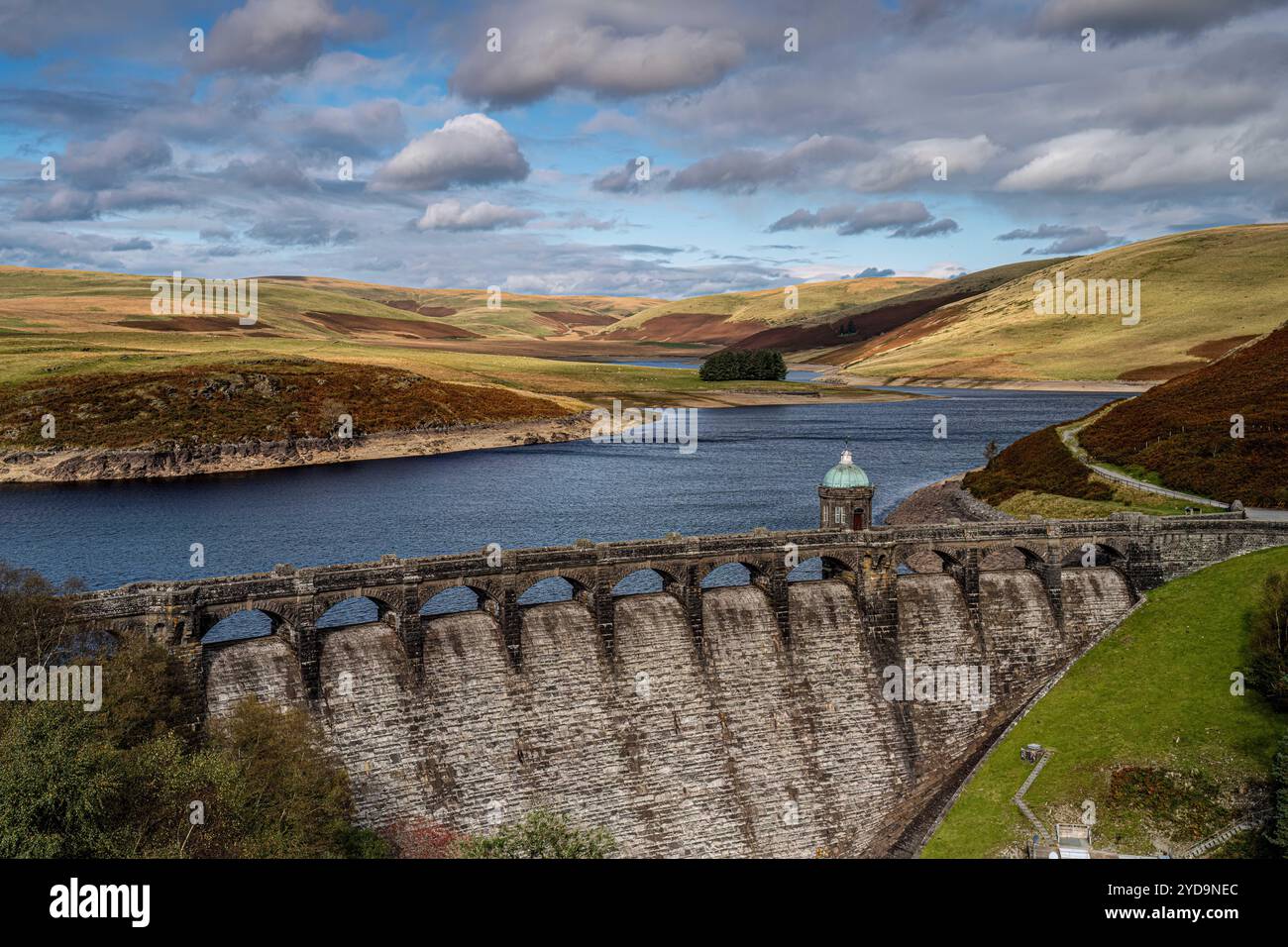 Curved dams hi-res stock photography and images - Alamy