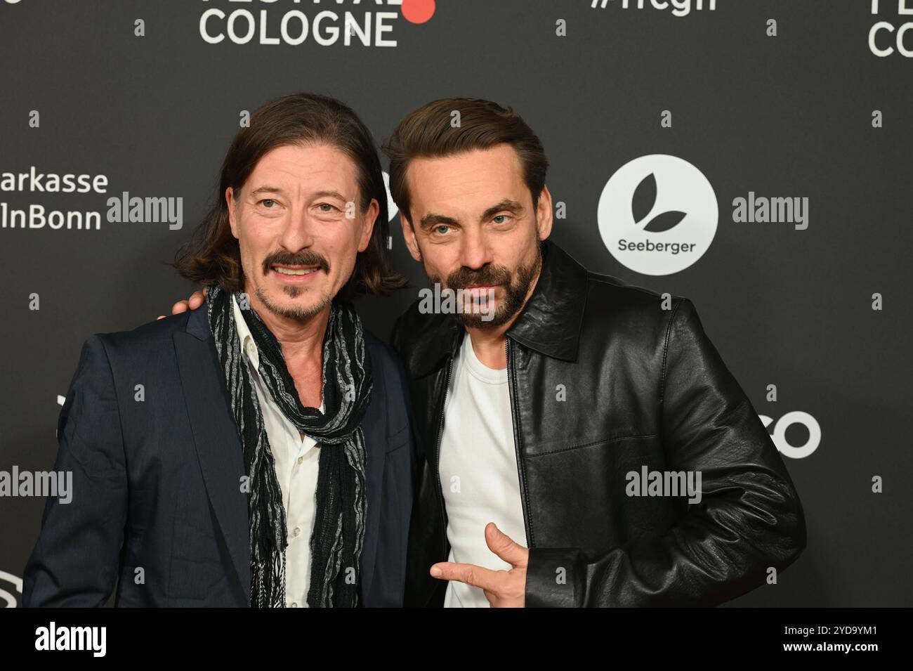 Schauspieler Dean Baykan und Romano Brusa, l-r, posiert vor der ...