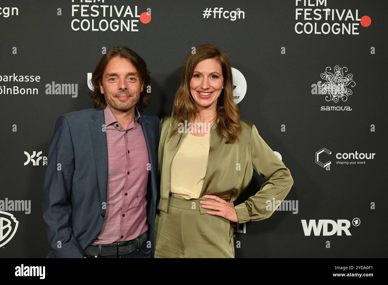 Moderatorin Mara Bergmann und ihr Mann Alexander Hoffmann posiert vor ...