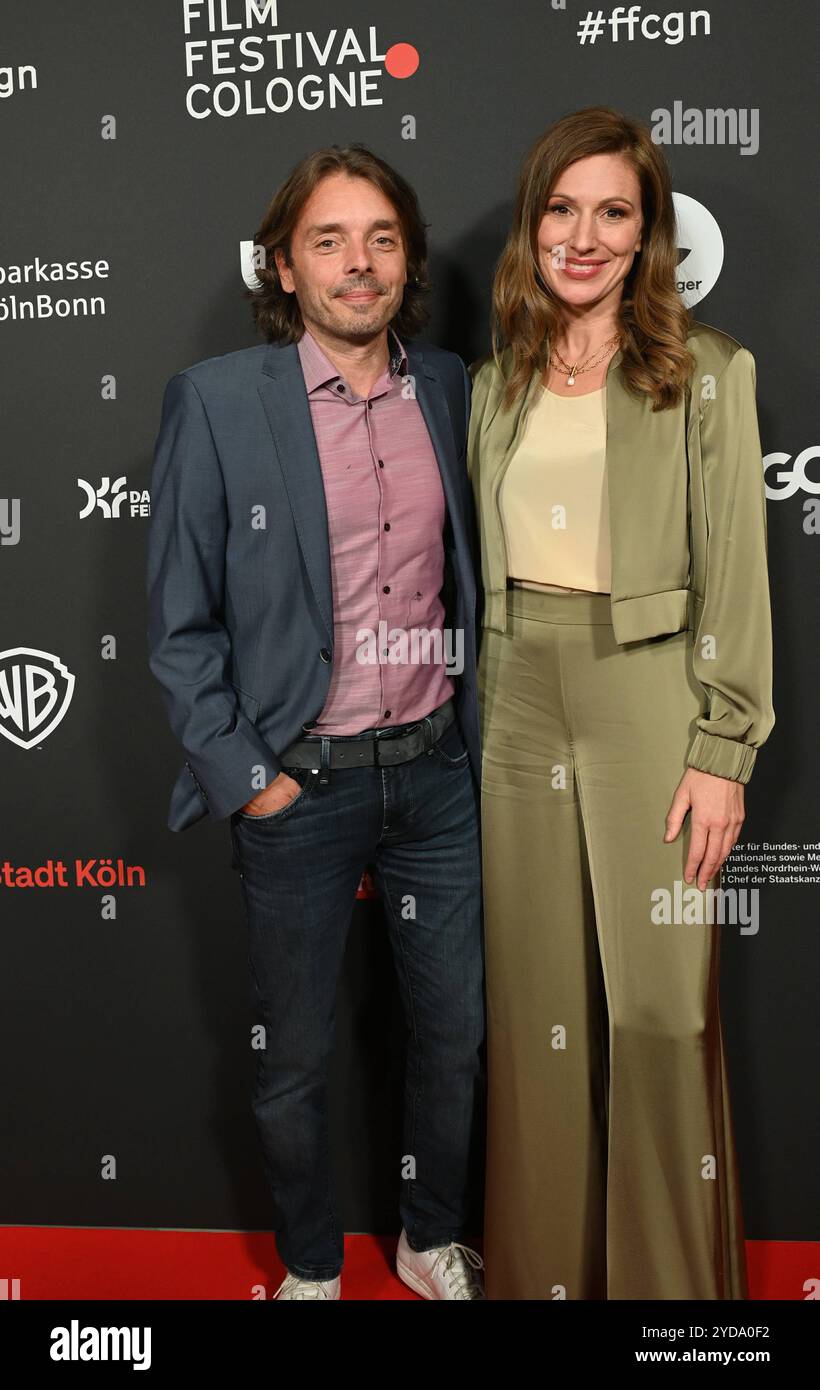 Moderatorin Mara Bergmann und ihr Mann Alexander Hoffmann posiert vor ...