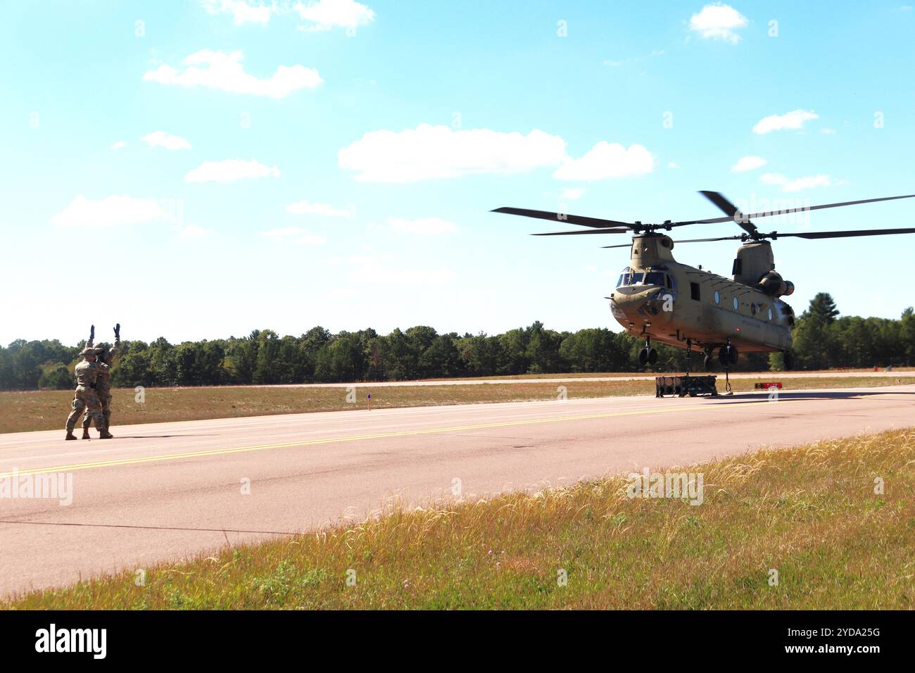 A CH-47 Chinook and crew with the 7th Battalion, 158th Aviation ...