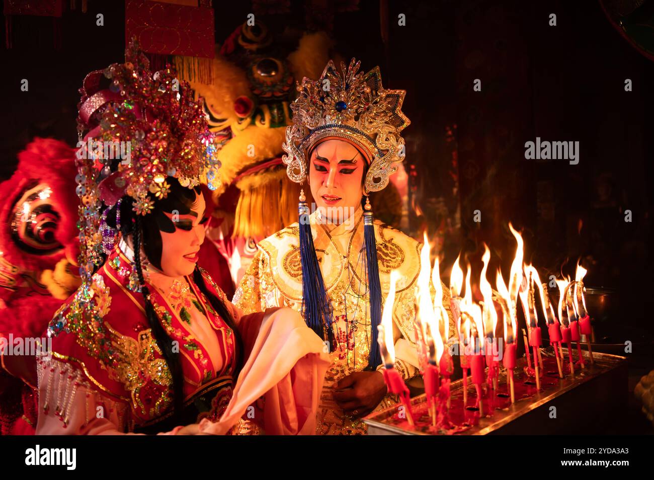 Male and female Chinese opera actors Light a candle to pray homage to ...