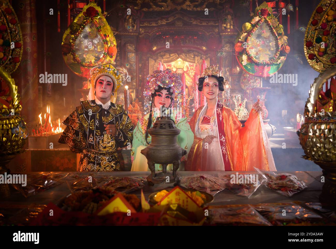 Male and female Chinese opera actors Light a candle to pray homage to ...