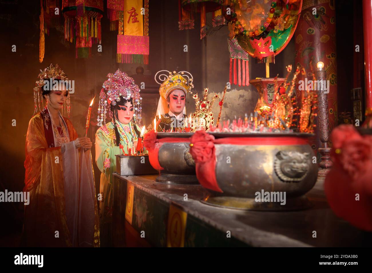 Male and female Chinese opera actors Light a candle to pray homage to ...