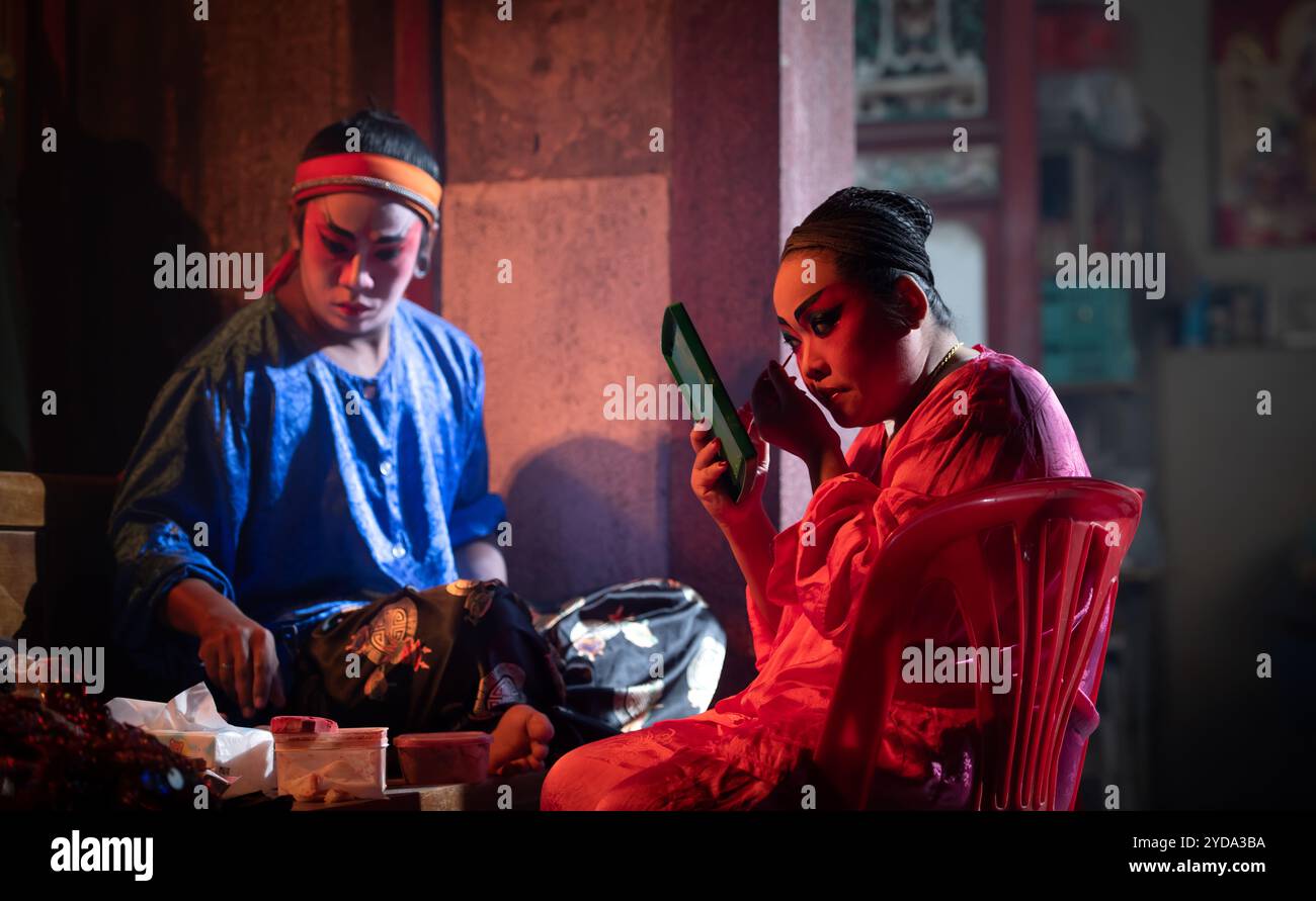 Male and female Chinese opera actors, Sit and make up to be the typical ...